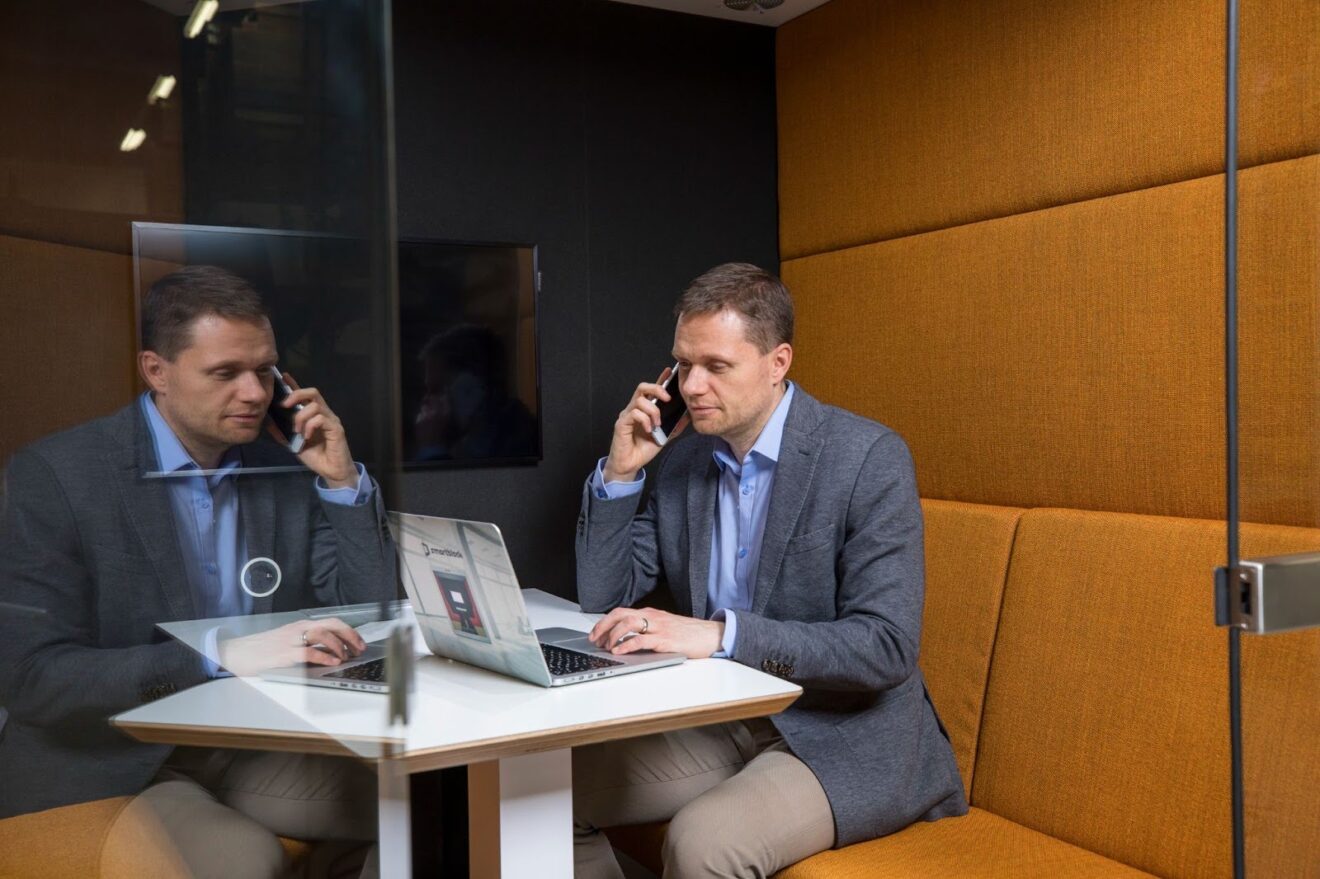 Frameless Glass Door Hinges for Office Meeting Pods